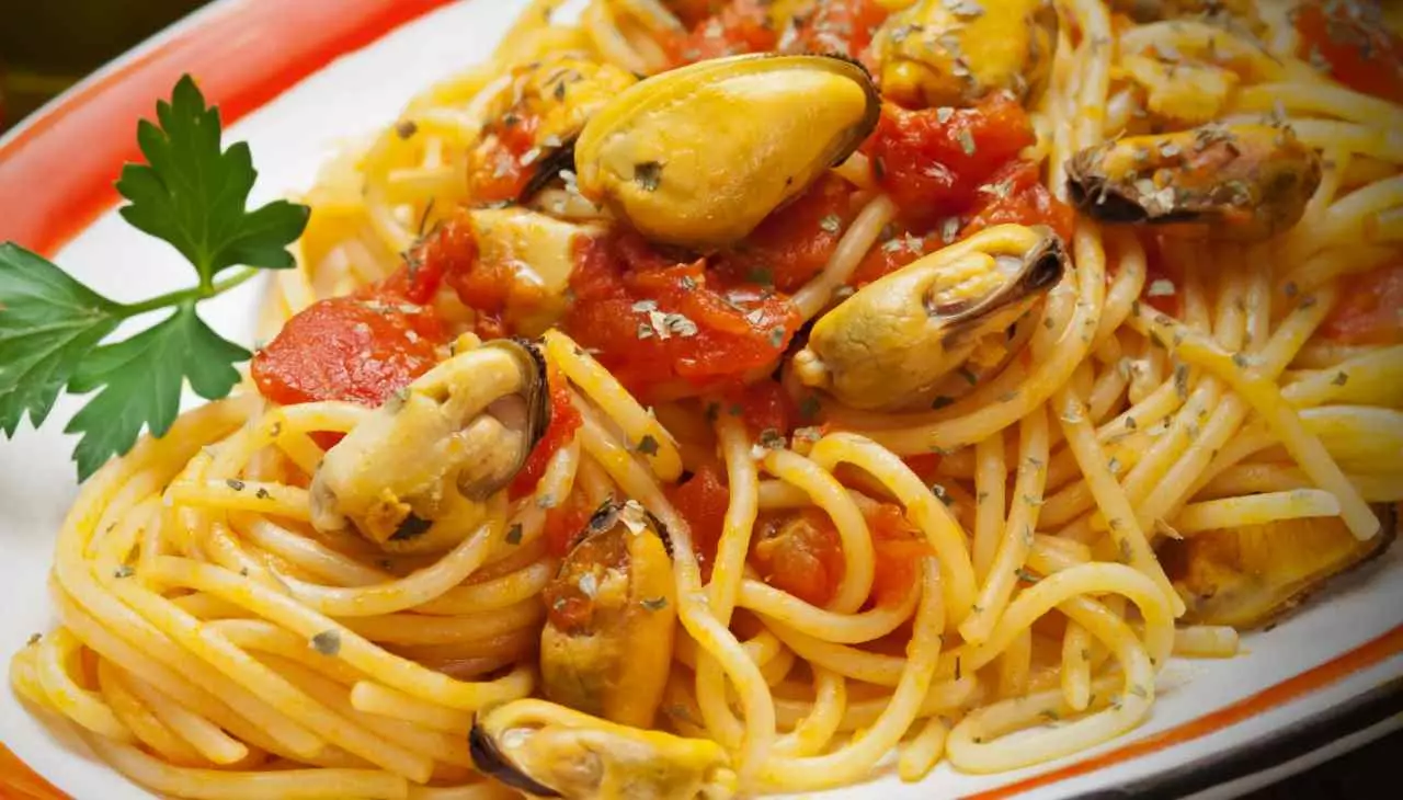 Pasta na may mussels, cherry tomatoes at crispy bread | Mabilis at puno ng lasa