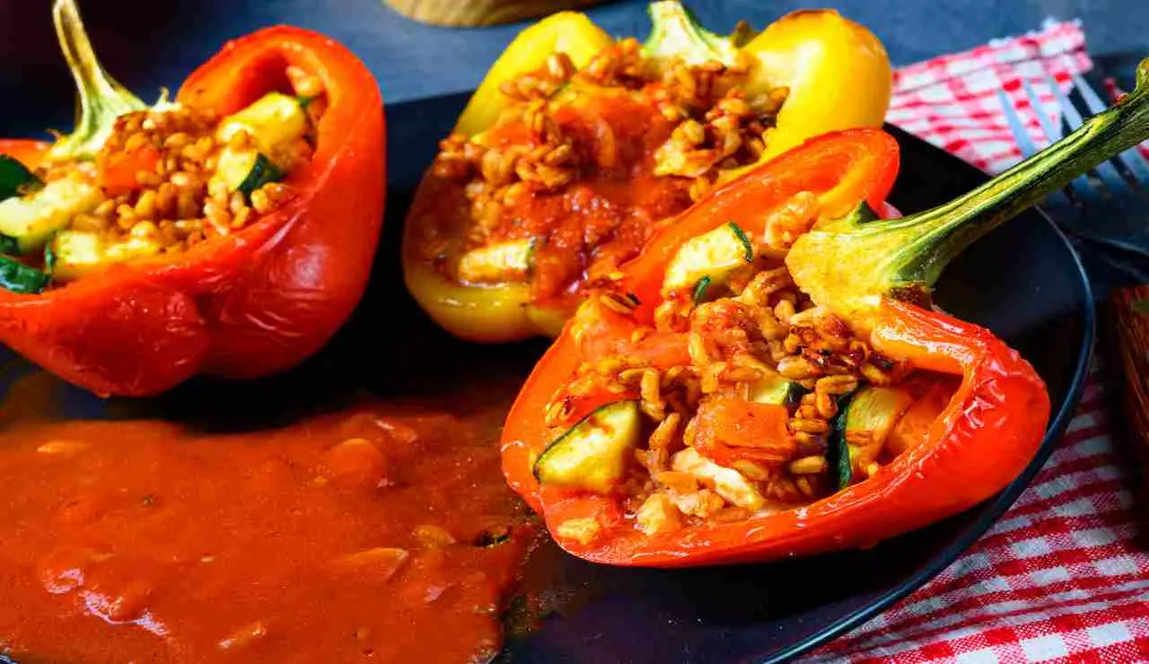 Spelled and courgette salad on a bed of peppers | invited and very good