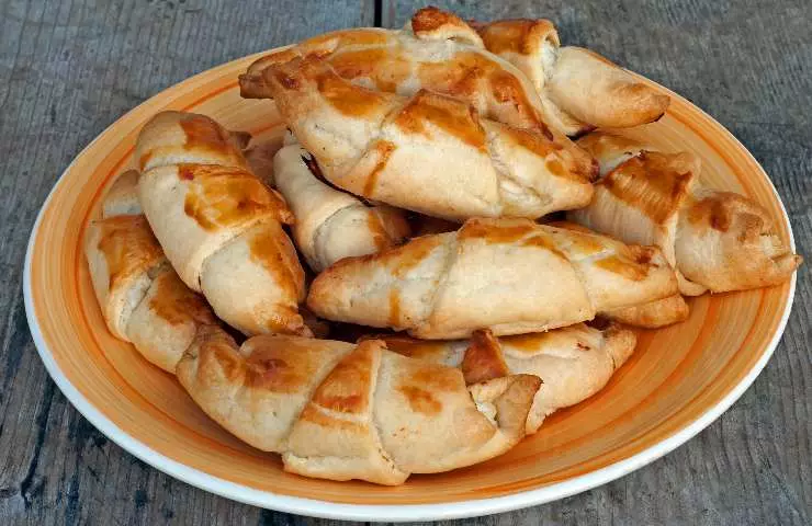 Croissants rustiques à la mozzarella et aubergines aux champignons