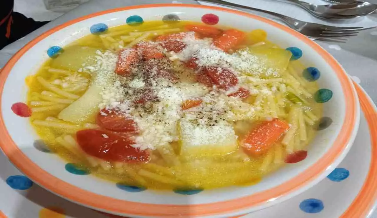 Spagetti sáfrányos zöldséglevesben törve