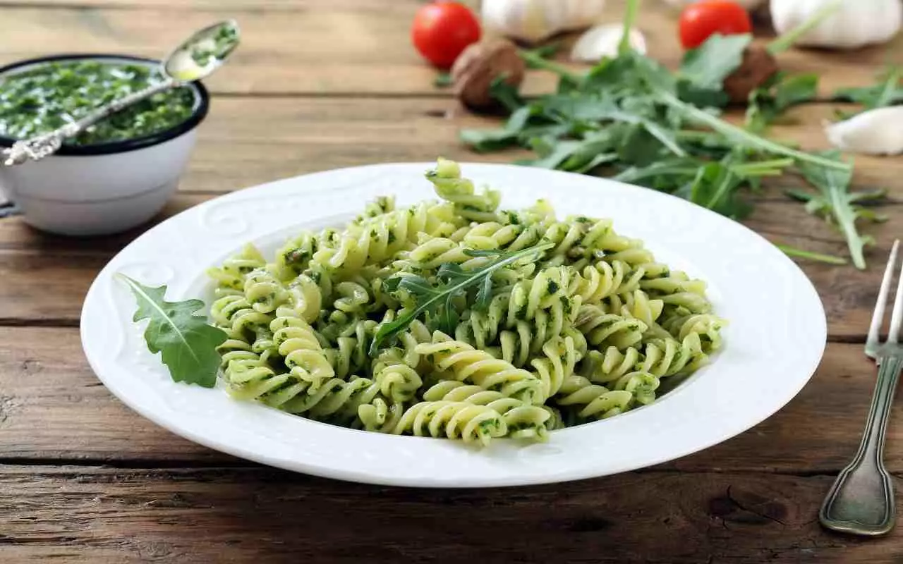 Kold pasta med pesto og rucola | Farven der gør pasta smuk