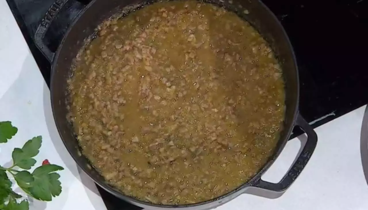 Ragout domba dipotong dengan pisau. Foto oleh semper Mezzogiorno