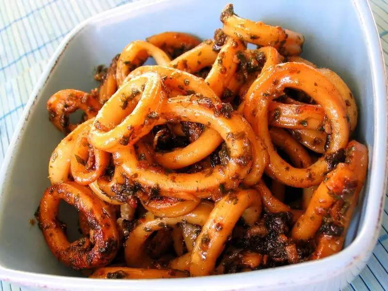 Пандагы Calamari, даамдуу деңиз азыктарынын негизги курсу.