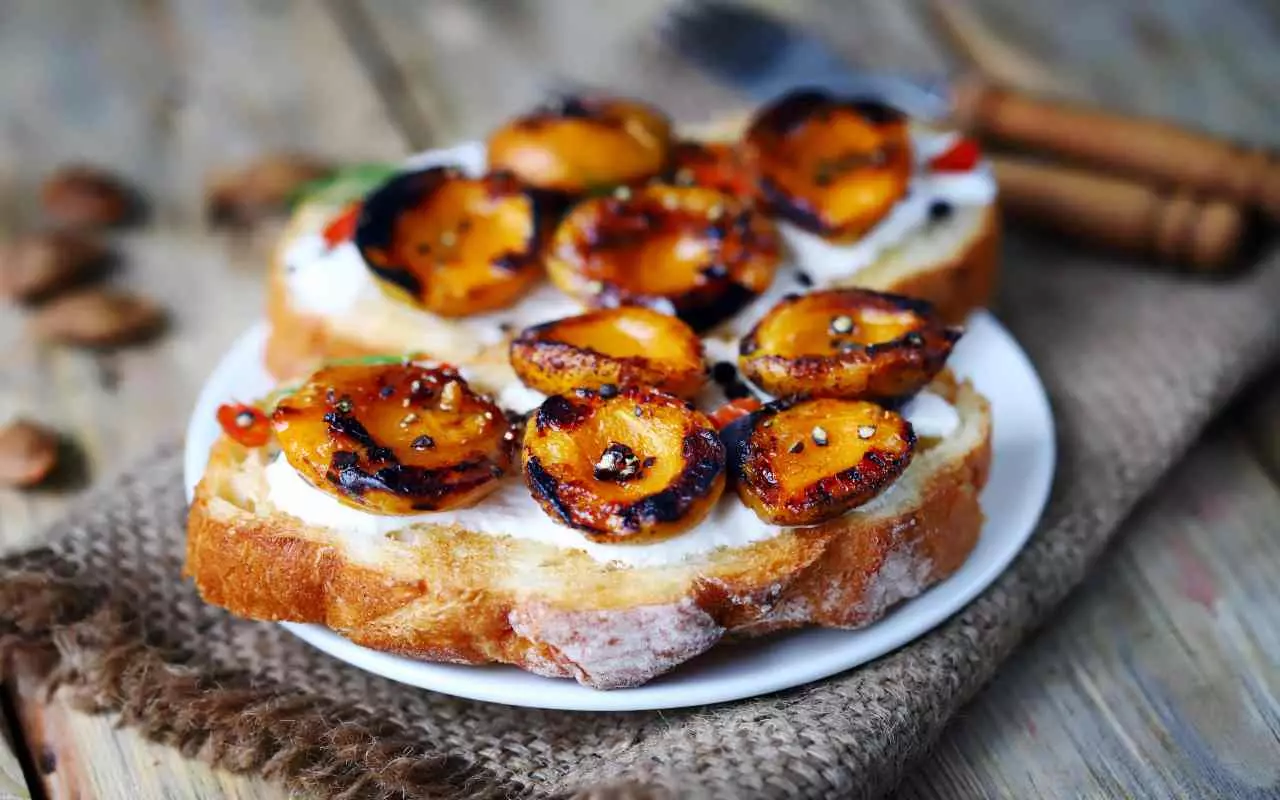 Brushetta medlar bilen | Günortanlyk nahardan soň iň oňat desert