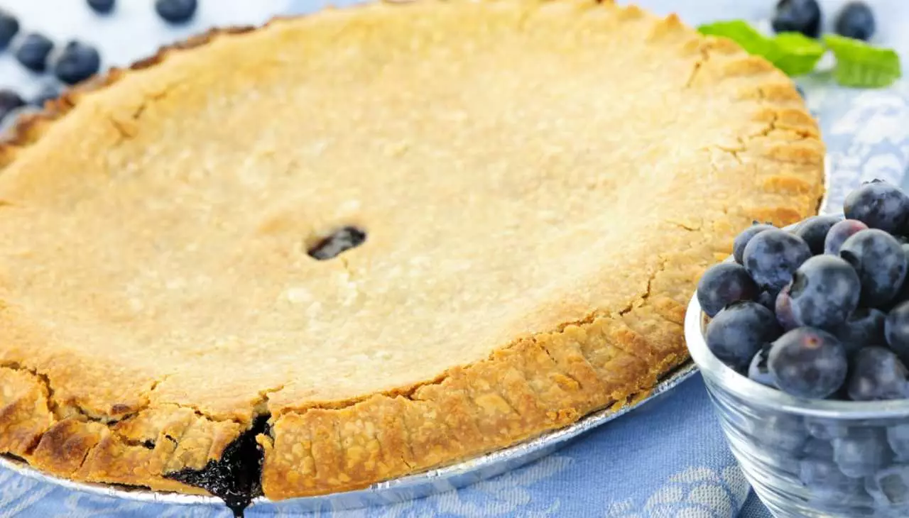 Pie ea Blueberry le apole e nang le sinamone | E bonolo haholo ebile e monate