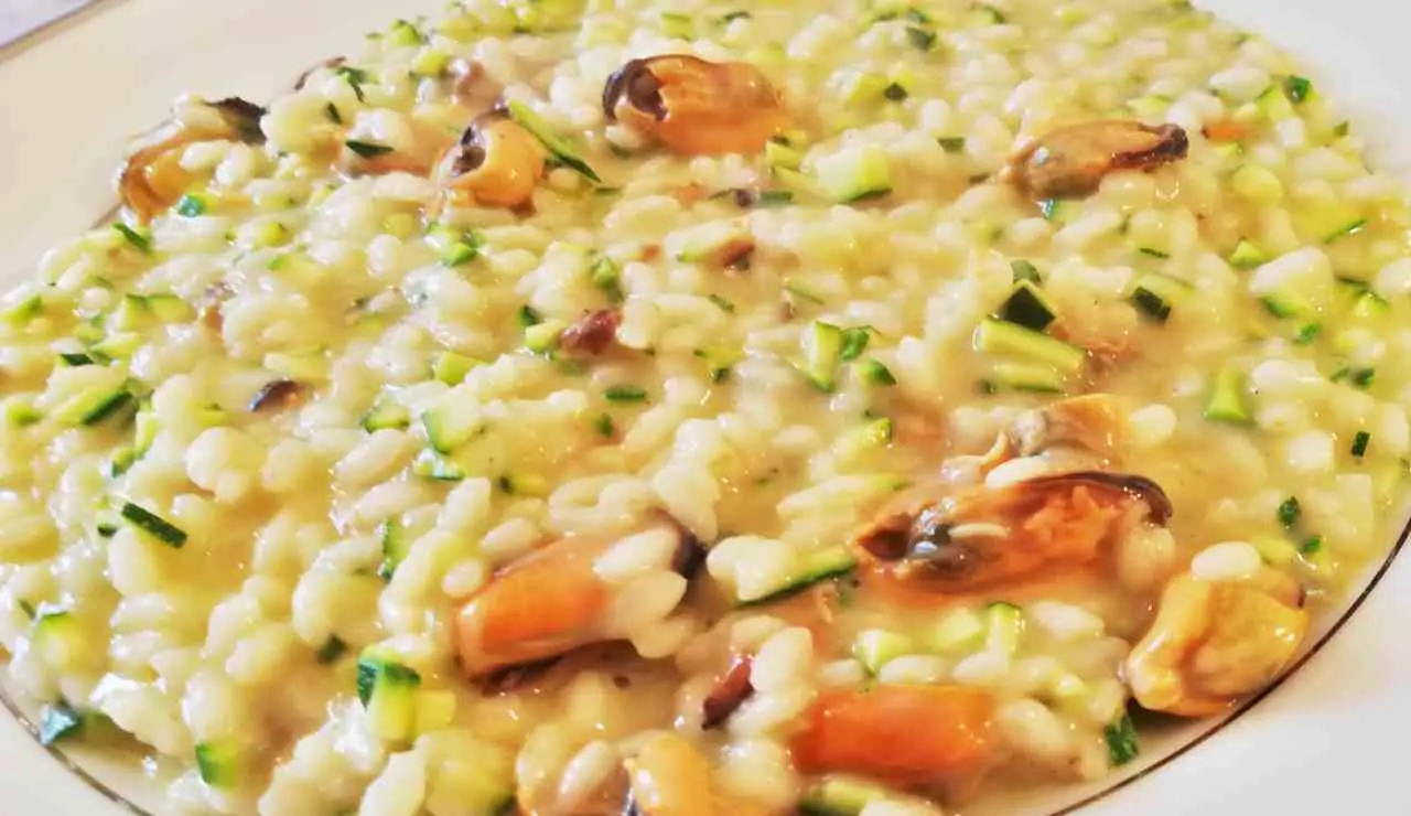 Risotto with zucchini, saffron and mussels | elegant and refined