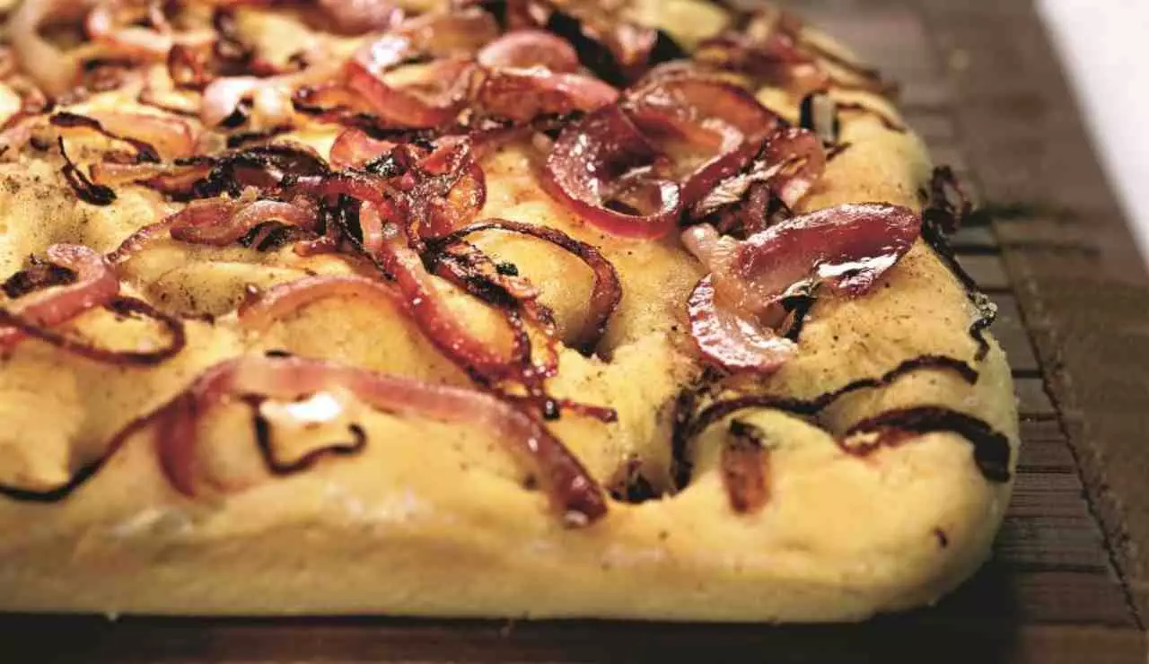 Gebratene Focaccia mit Speck und Zwiebeln | weich und unwiderstehlich