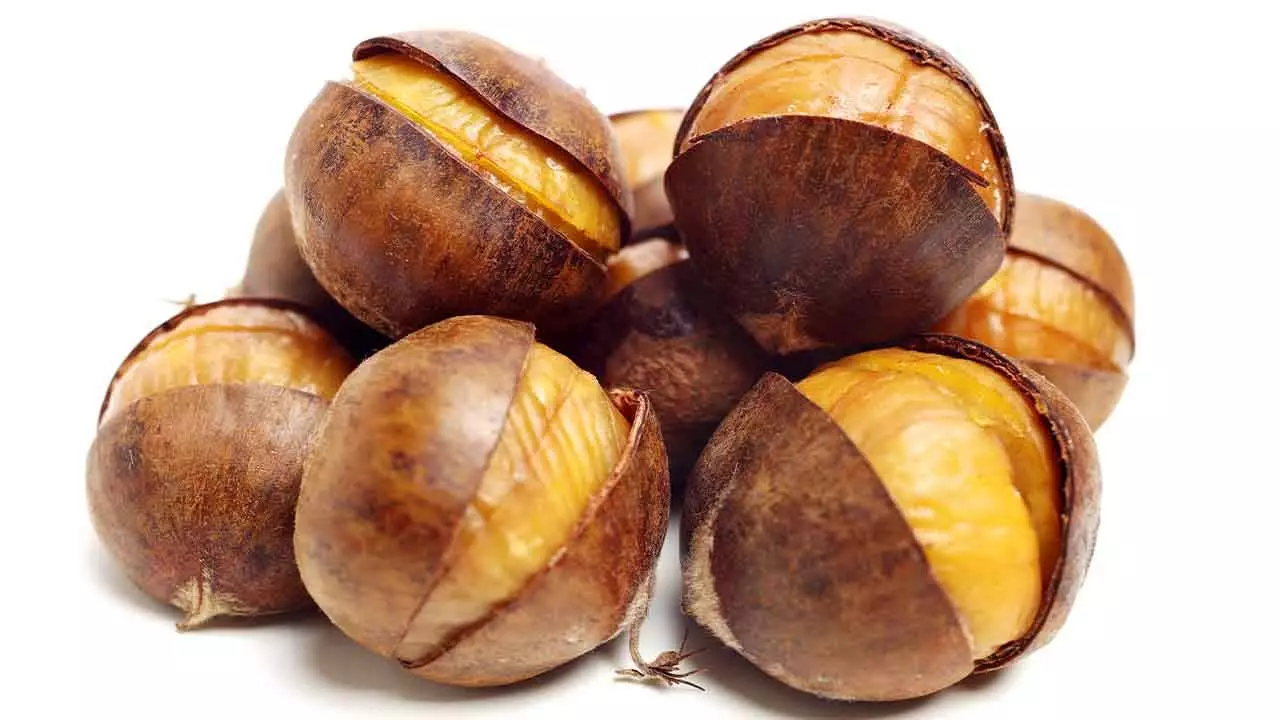 Microwave chestnuts, yuav ua li cas npaj lawv nyob rau hauv tsis muaj sij hawm