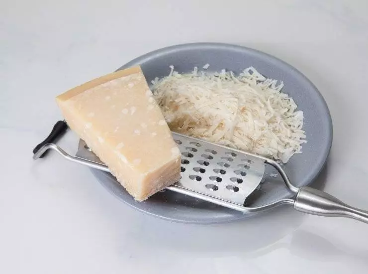 Slices of Parmesan, the nice side dish with grated Parmesan 34707_3