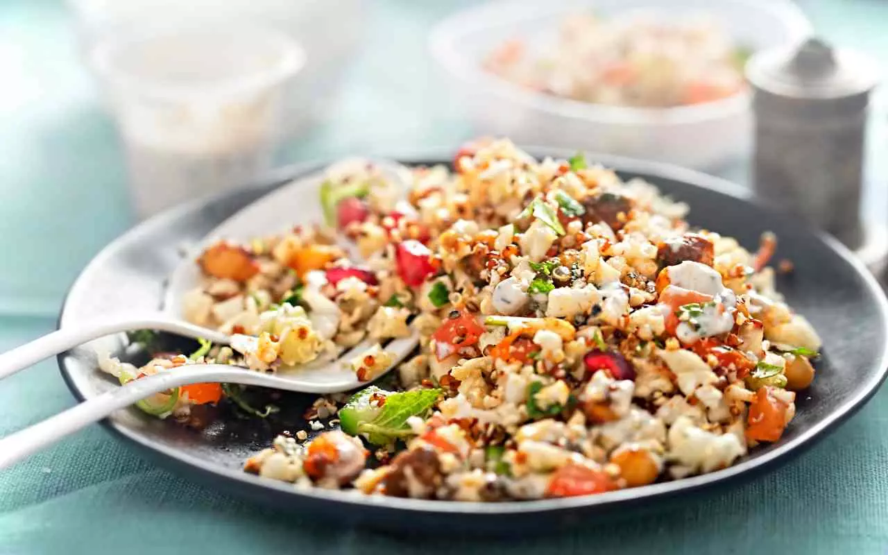 එළවළු සමග Quinoa | නැවත හැඩය ලබා ගැනීමට කෑමක්