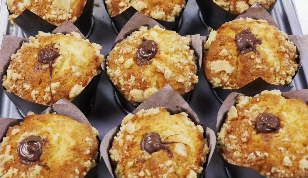 Nutella የሚያብረቀርቁ muffins | ክረምታዊ ልብ ያለው ደመና 34791_1
