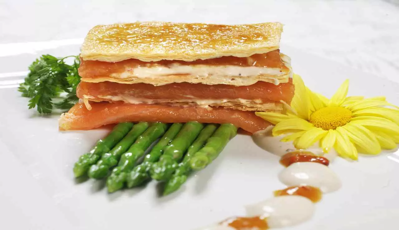 Millefeuille Rustic бо морҷӯба лосос мариновани ва Филаделфия