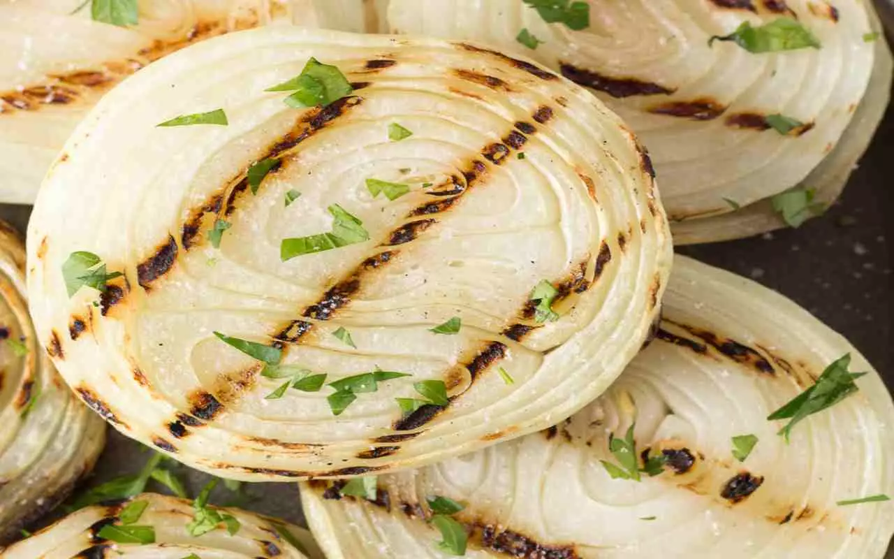 Grilled onions | Practical side dish for a Saturday outdoors