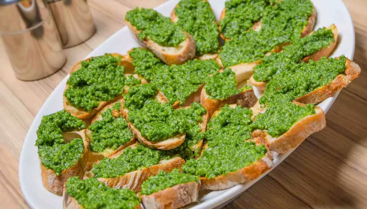 Crostini Piedmont | Makanan ringan untuk minuman beralkohol yang cepat dan lazat