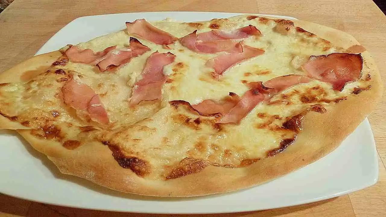 Stracchino och skinka rustik pizza | En enkel godhet