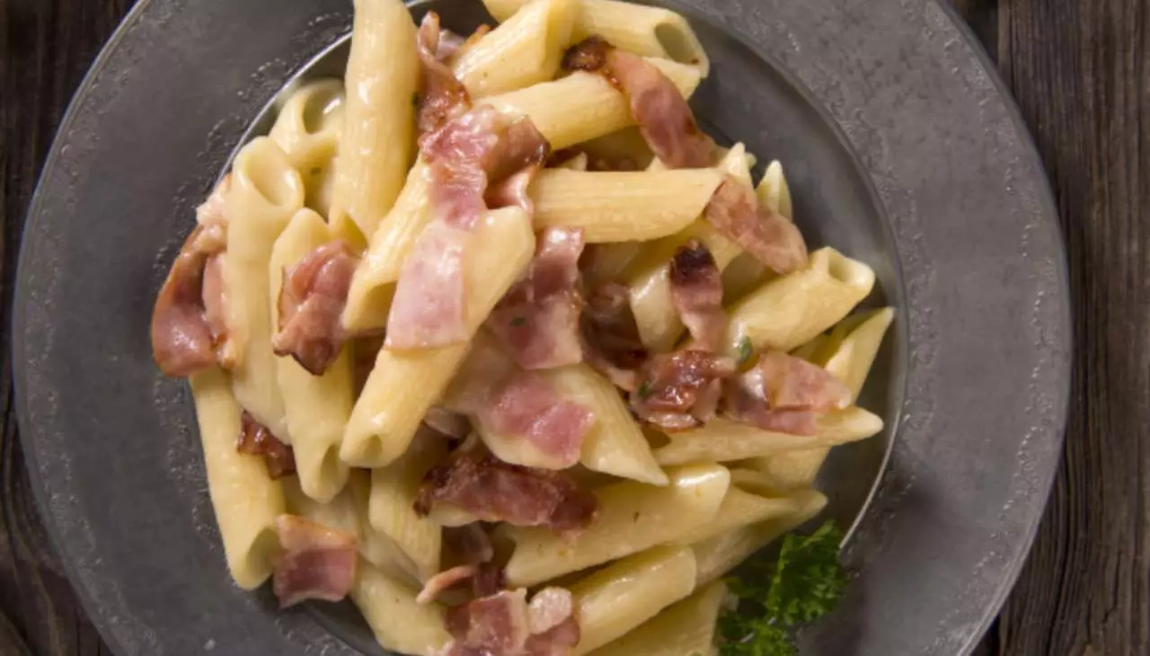 Pasta ກັບ legumes ແລະ bacon