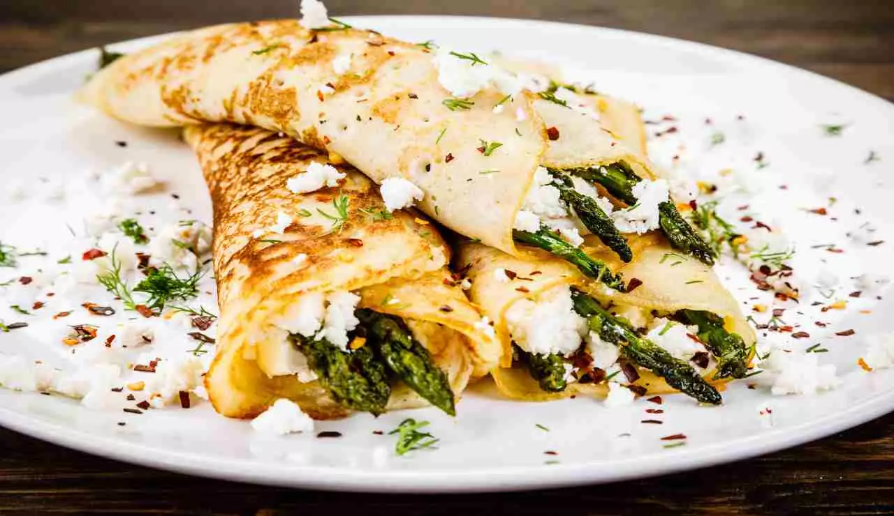 Crepes na may spinach at ricotta asparagus | pampagana para sa mga pista opisyal ng Pasko