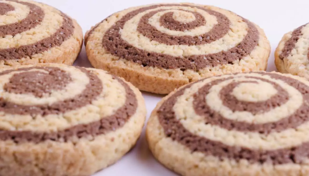 Biscuits masu launi biyu tare da hazelnuts masu ƙanshin Nutella