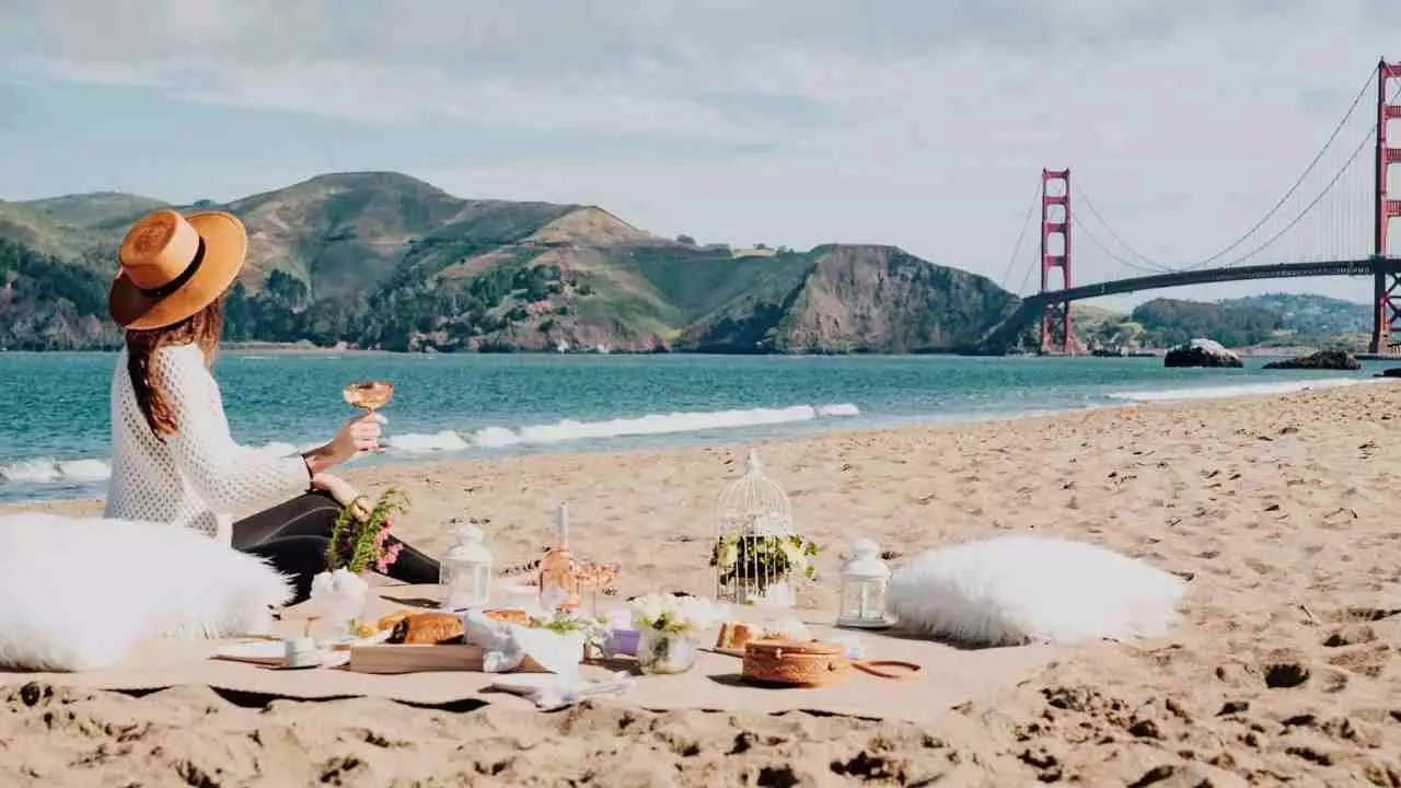 Menyimpan makanan di pantai | tips makan di bawah payung