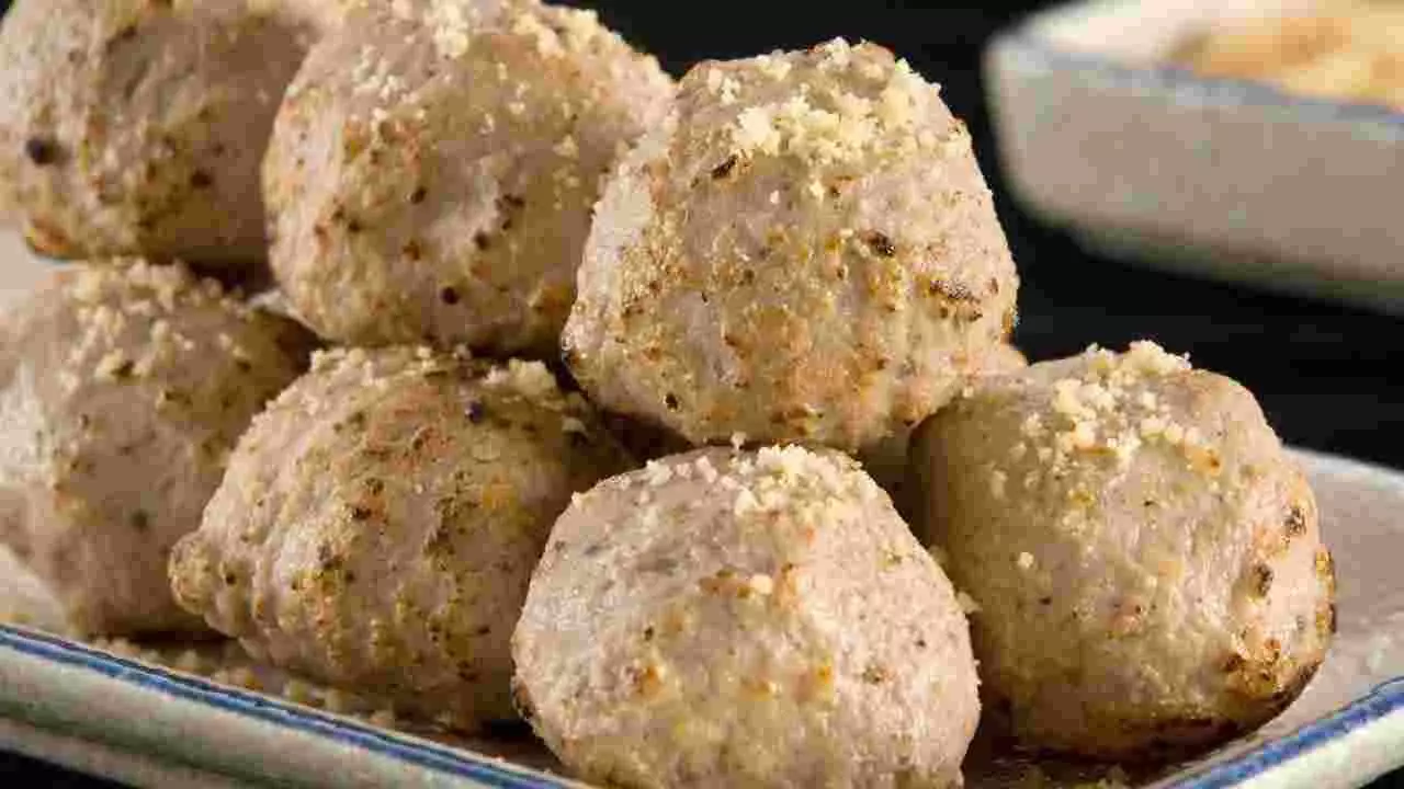 হ্যাম এবং পনির রেসিপি প্রস্তুতি সঙ্গে Meatballs