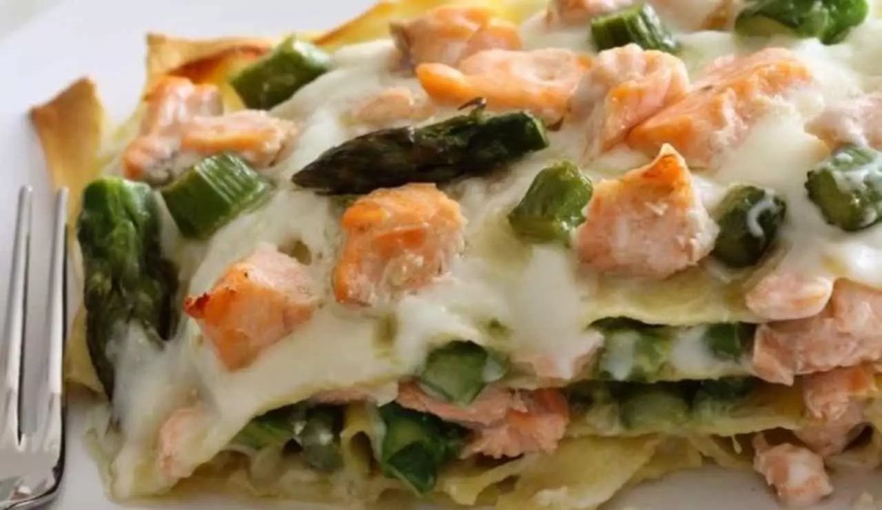 Lasagna e nang le asparagus ea salmon le bechamel | molemo o monate