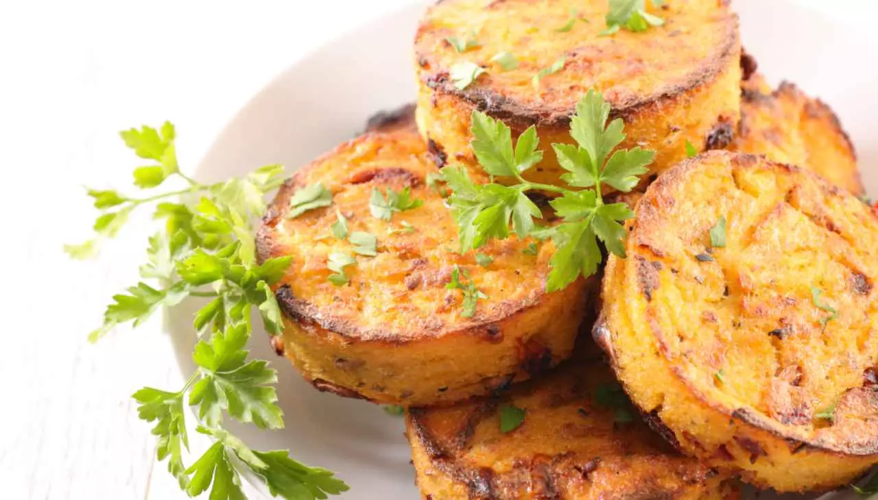 Polenta aux herbes et fromage râpé