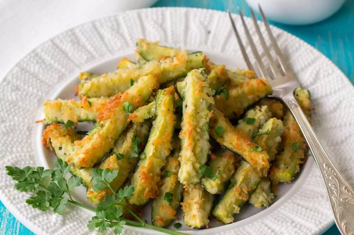 Zucchini karo basil: sajian sisih beda saka biasanipun, nanging banget rakus