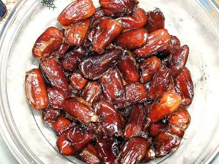 اخروٽ ۽ hazelnuts سان شيرين