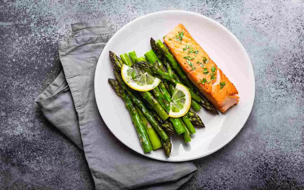 Salmon karo asparagus | Gampang kanggo nyiyapake lan enak banget