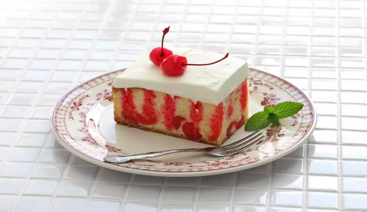 Poke cake vanilla ug cherry cream | lami nga English nga resipe