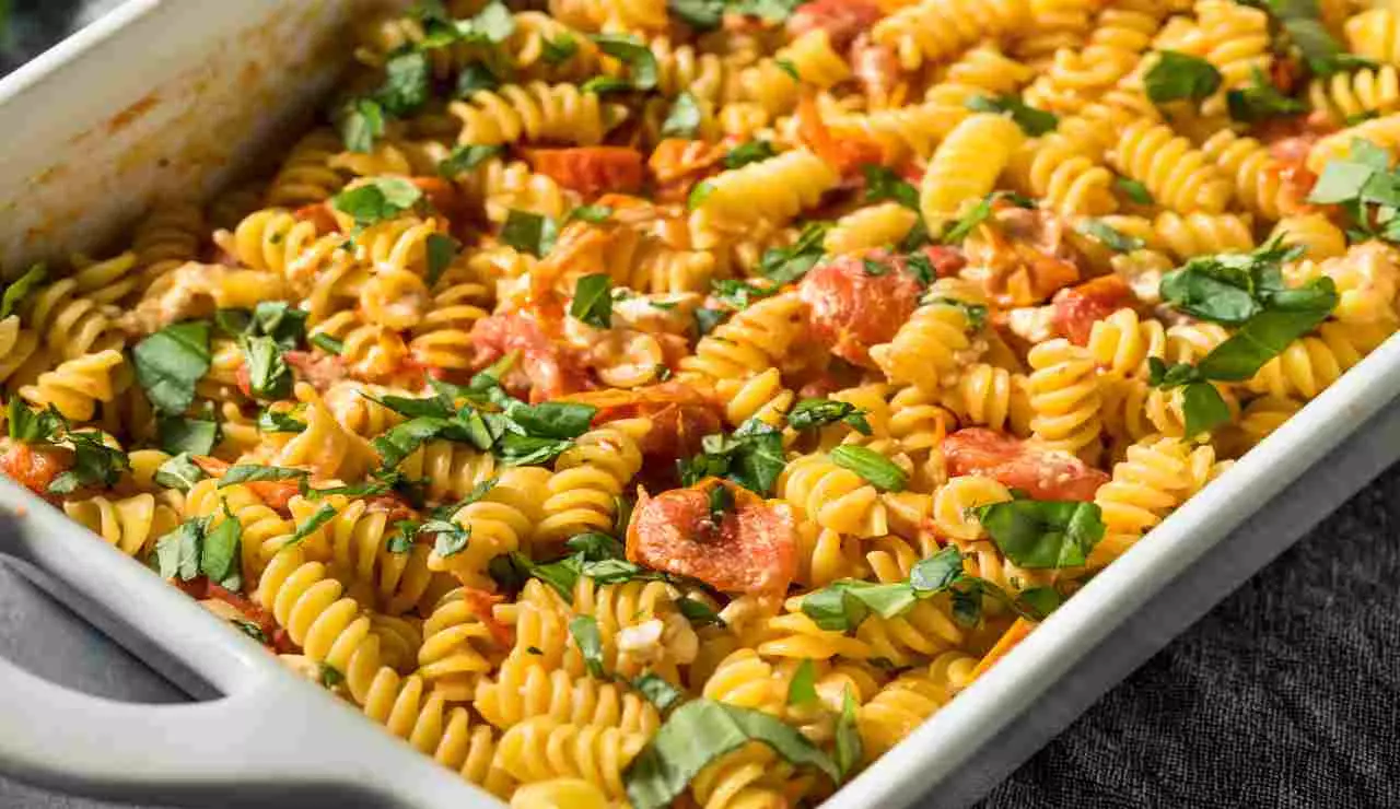 Fusilli na salmon cream na mozzarella | mapishi tayari kwa dakika 10