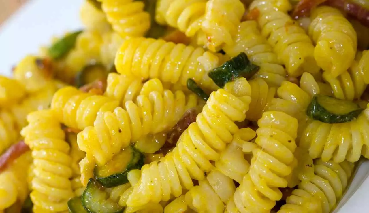 Fusilli courgette Blummen, Zucchini a Safran | Éischt faarweg a lecker 35027_1