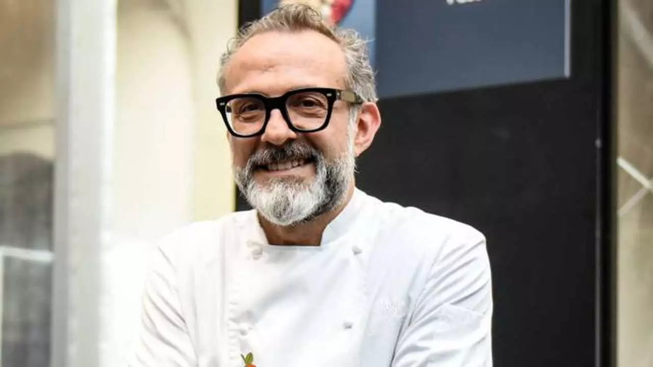 Massimo Bottura bang ni Efa Ọdun Tuntun: irawọ nla kan ti o jẹ wiwọ nipasẹ ibi idana ounjẹ rẹ