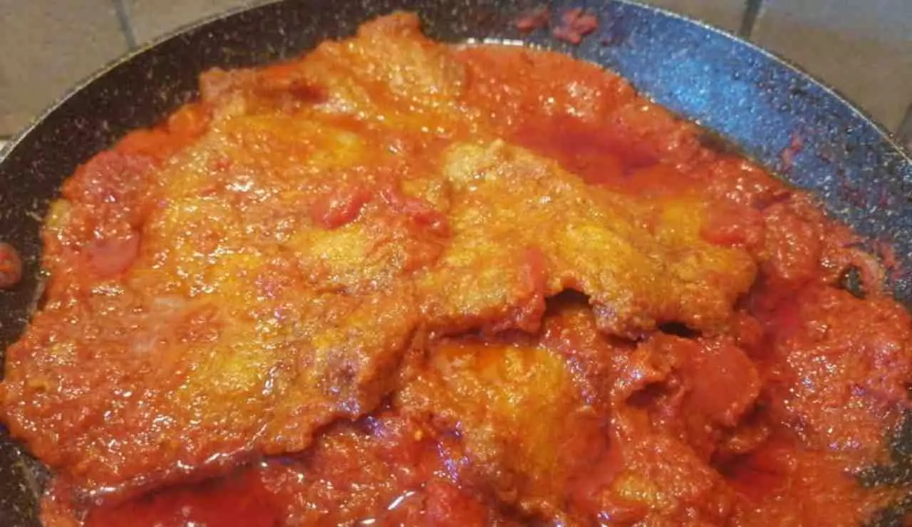 Cutlet daging babi karo tomat