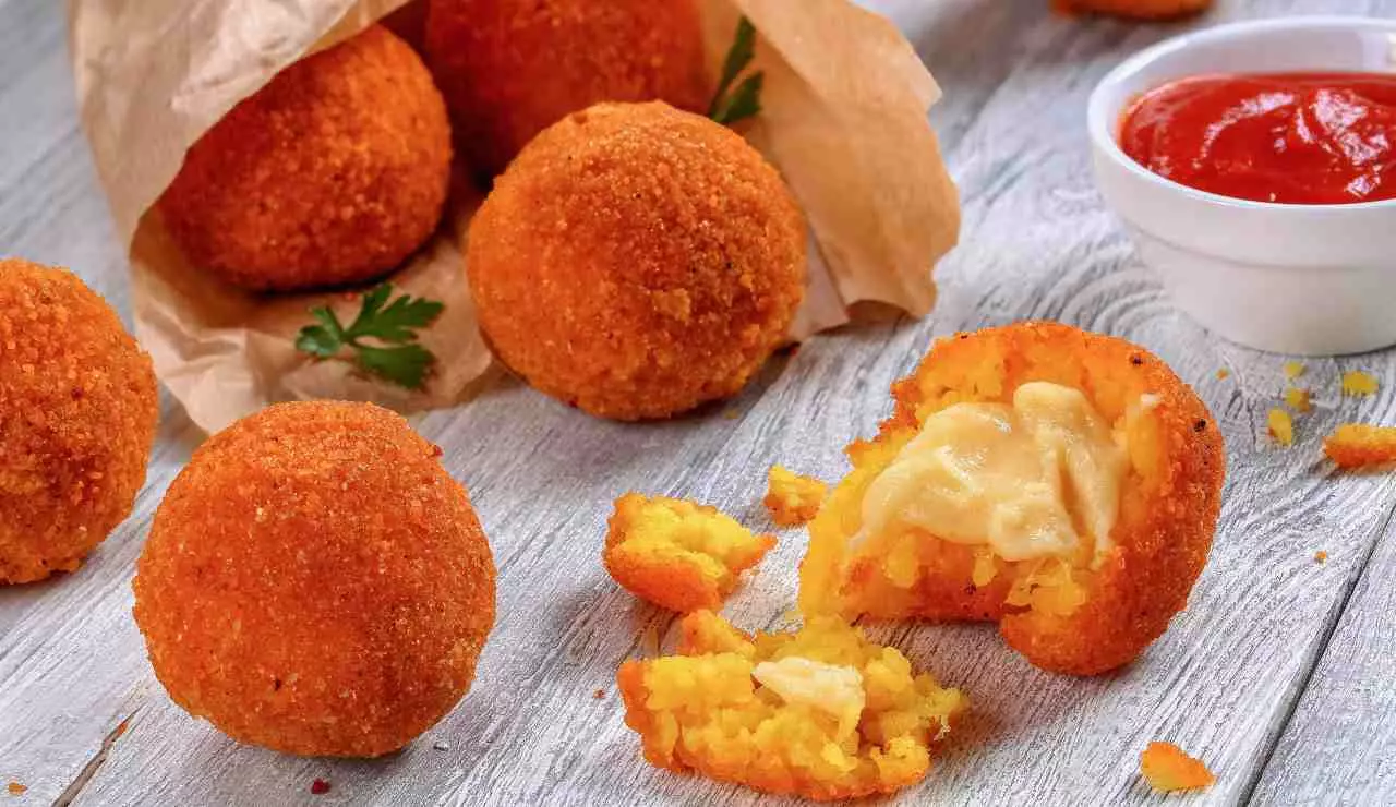 Croquetas de arroz y caciocavallo | Deliciosos bocadillos pequeños