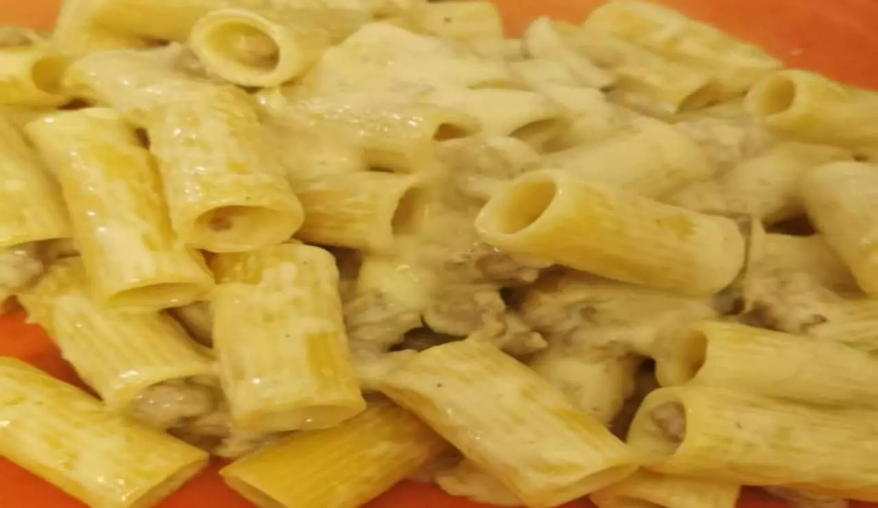 Rigatoni mit Mozzarella und Hühnercreme