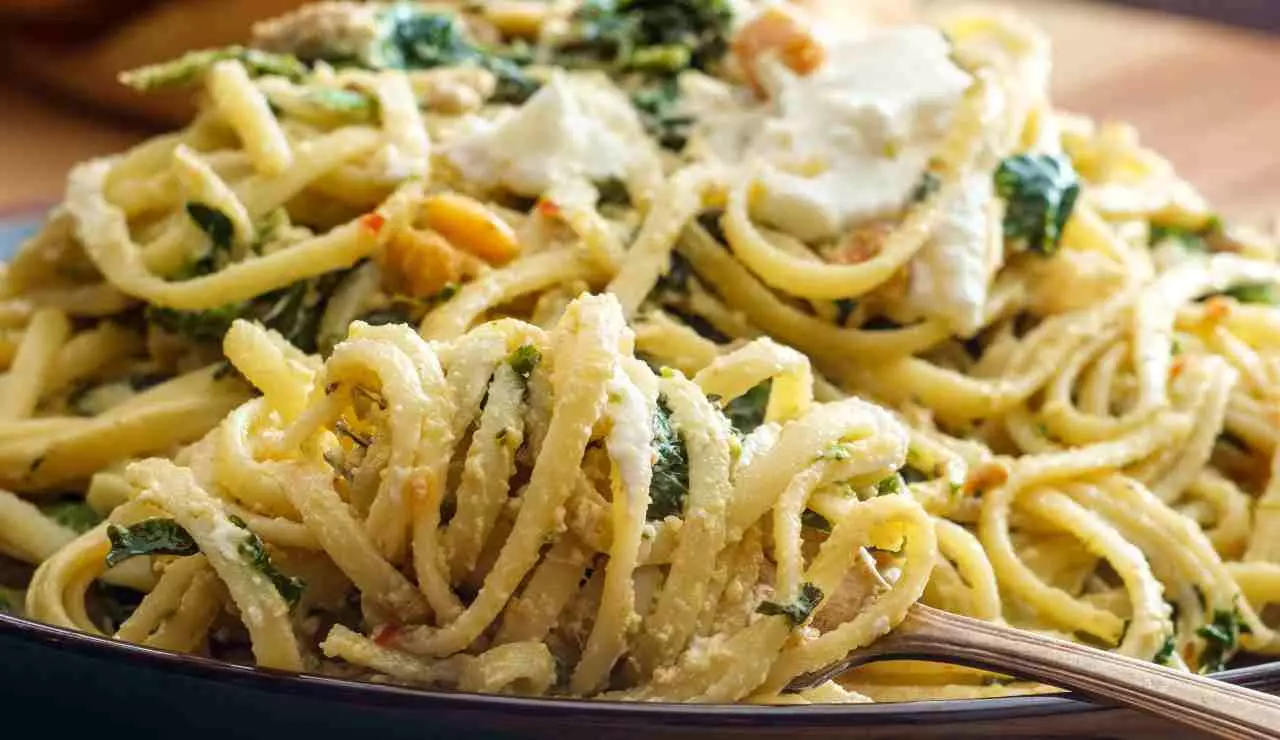 linguine com creme de grão de bico, espinafre e ricota