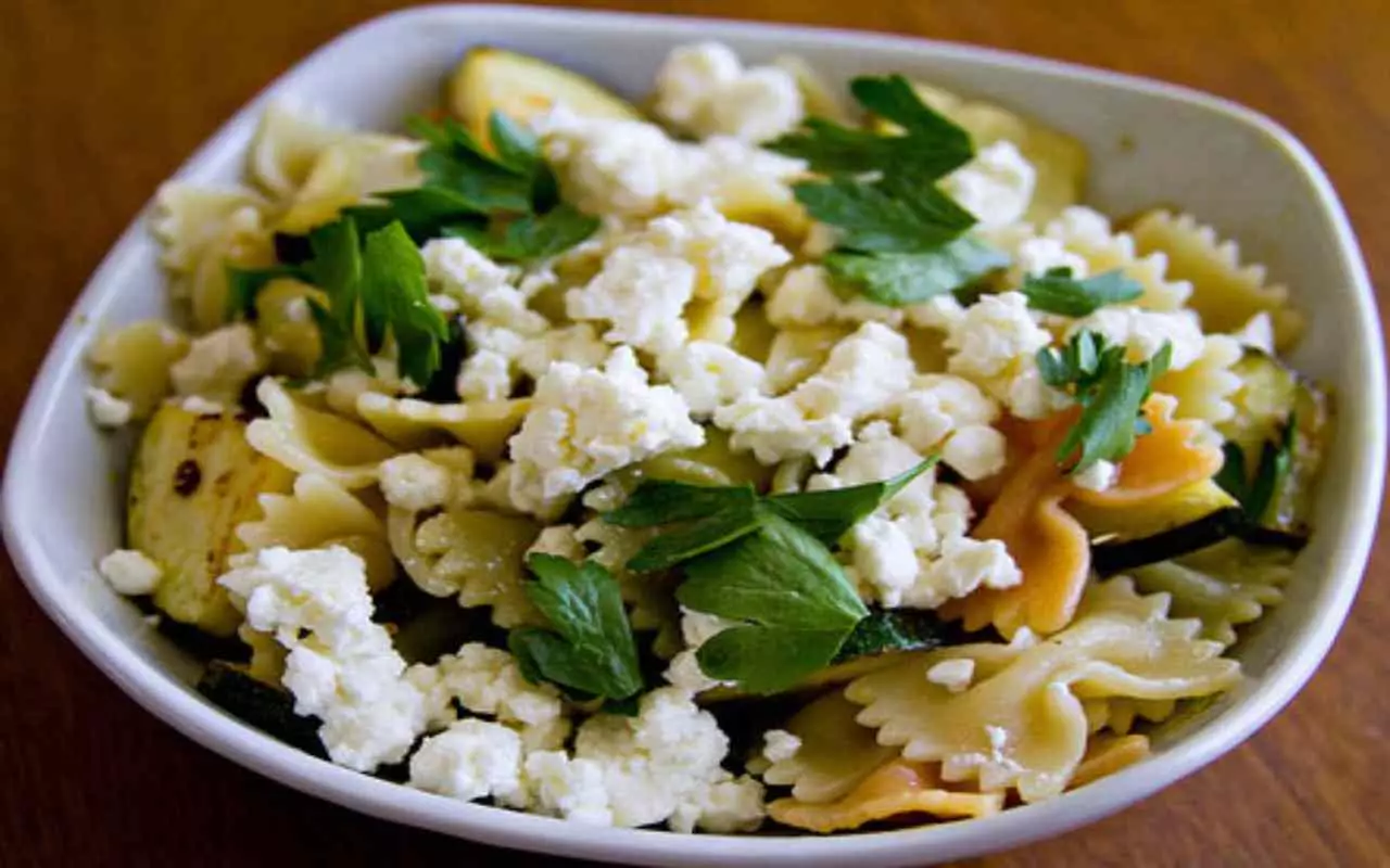 Taliya mai sanyi tare da lemo, feta da courgettes | Abinci mai sauƙi kuma mara tsada