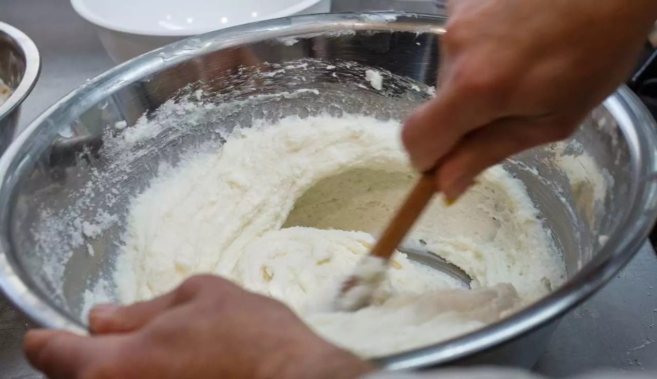 Do we use ricotta to make a dessert? But this time no cassata or cannoli! 35124_1