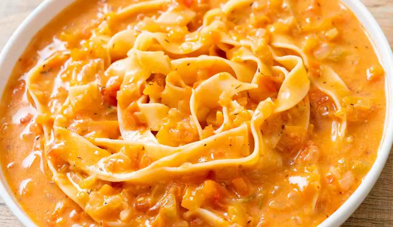 Ude fettuccine nwere akwụkwọ nri ragout uzommeputa