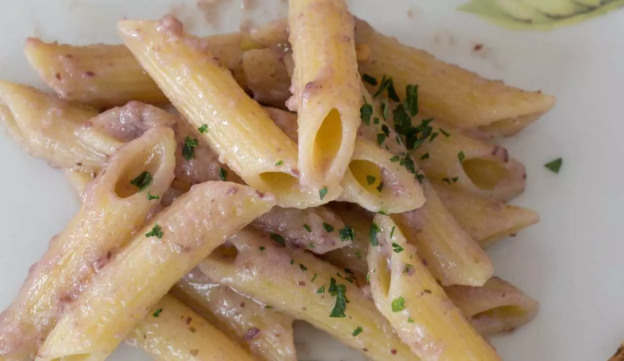 ສີຄີມ penne ກັບ gorgonzola ແລະ radicchio | ອາຫານທີ່ປະທັບໃຈ