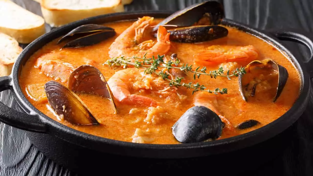 Sopa de peixe sem espinhas, sabor único de polvo, gambas e gambas