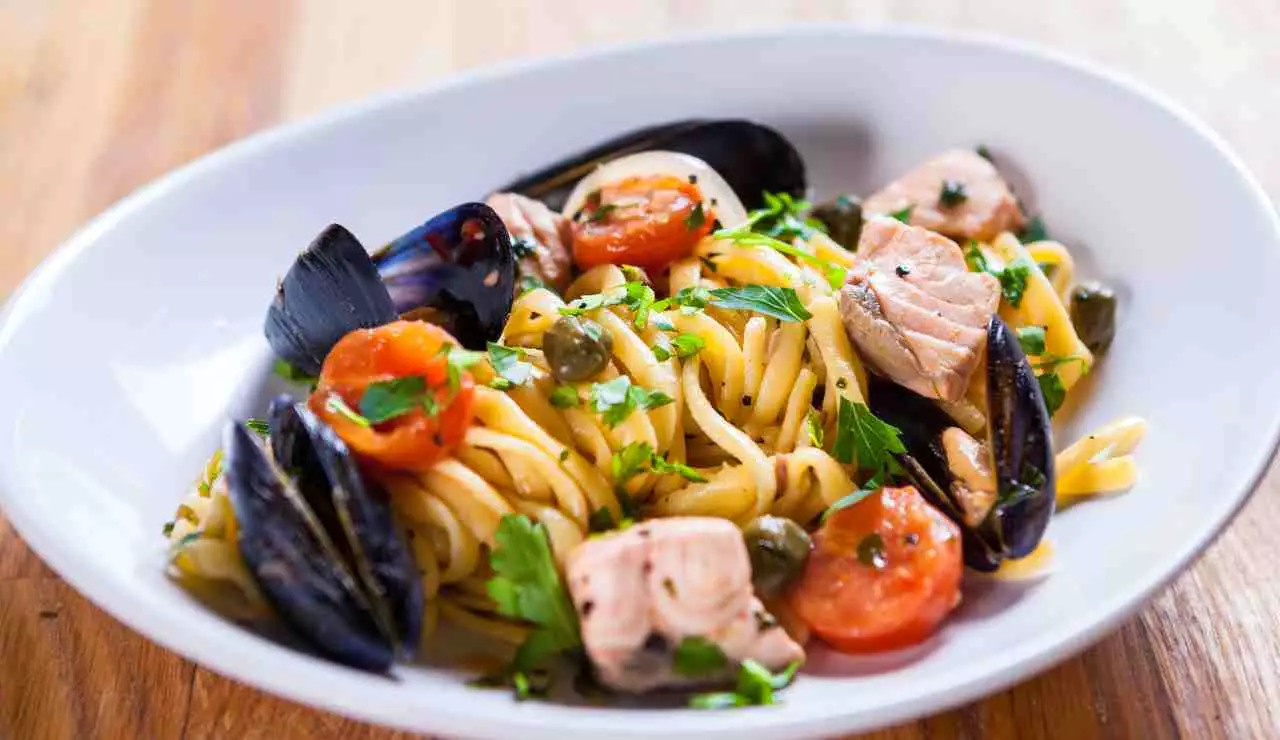 mussels اور سامن کے ساتھ linguine | ایک پرجوش ذائقہ کے ساتھ سمندری غذا کا پہلا کورس 35149_1