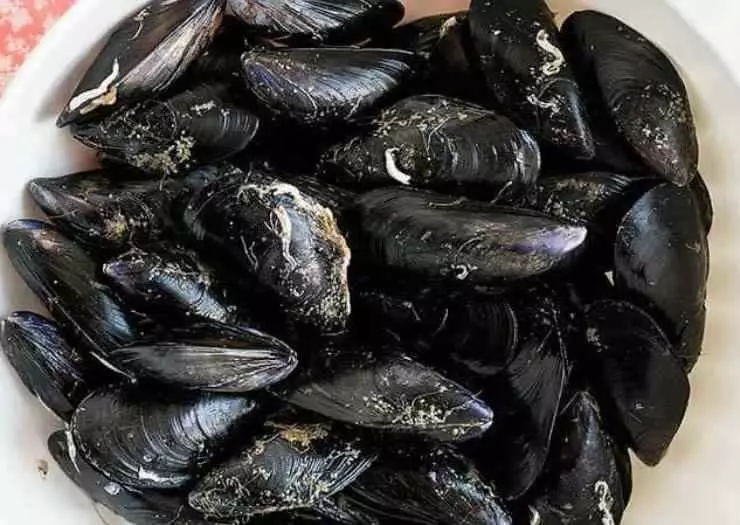Linguine бо mussels ва лосос | Курси якуми баҳрӣ бо таъми ҳаяҷоновар 35149_2