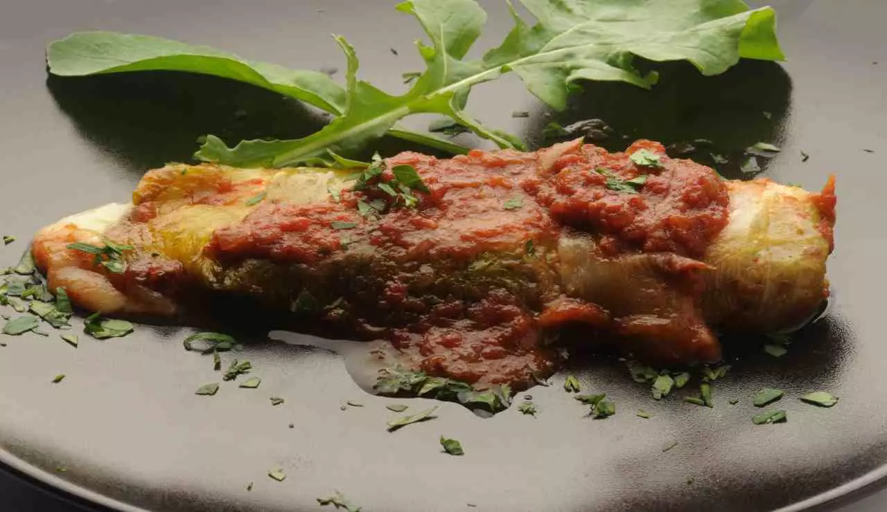 Crepes rolletjies met mozzarella in pizzaiola sous