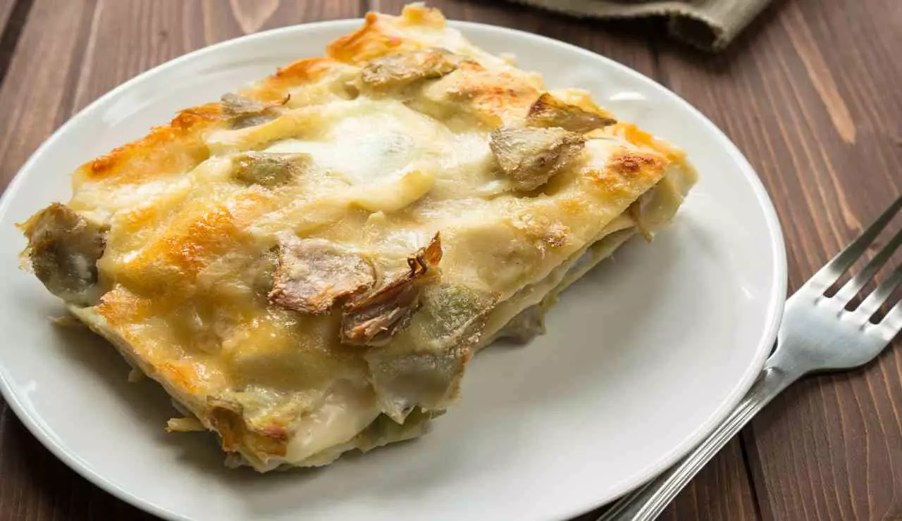 Artichoke lasagna hamwe na béchamel na provolone