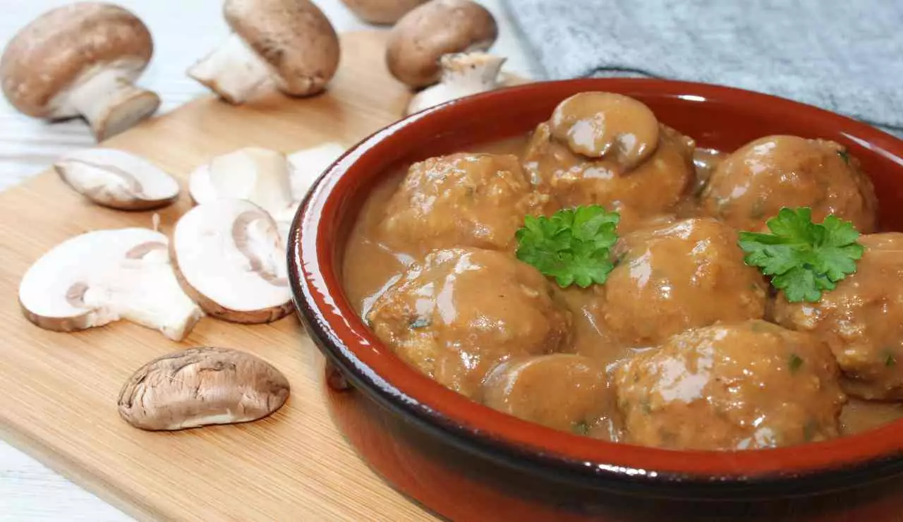 To make everyone stunned, here's how to make meatballs on winter evenings