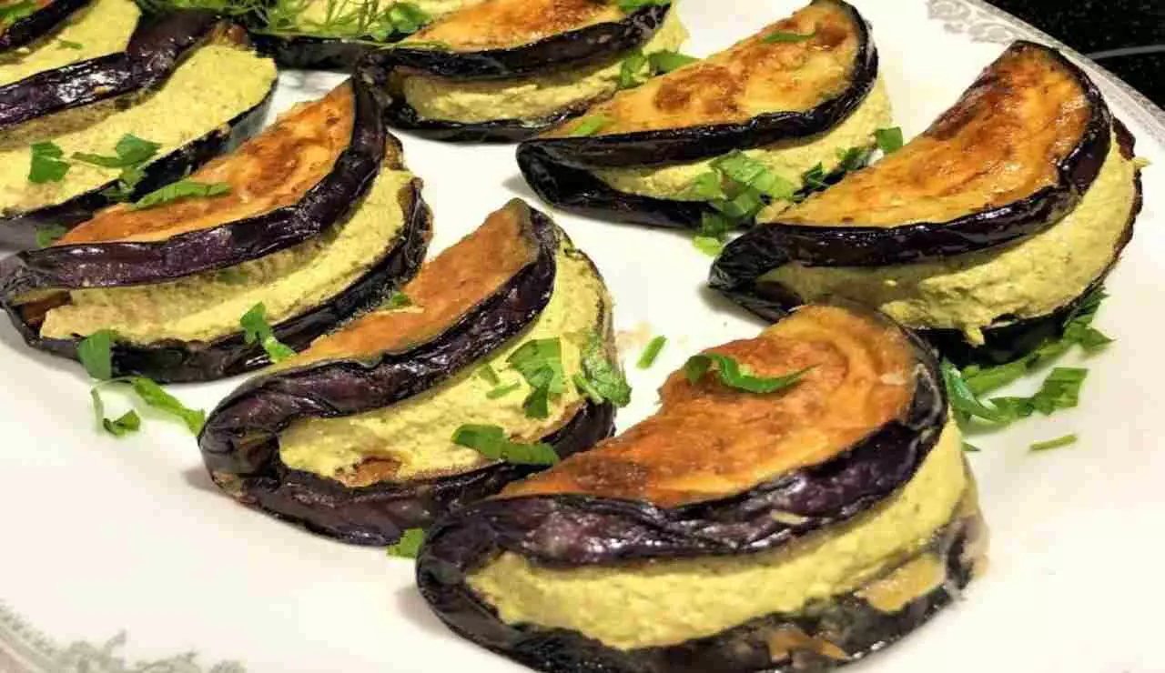 Eggplant qhaub cij nrog mozzarella omelette | yooj yim thiab cua