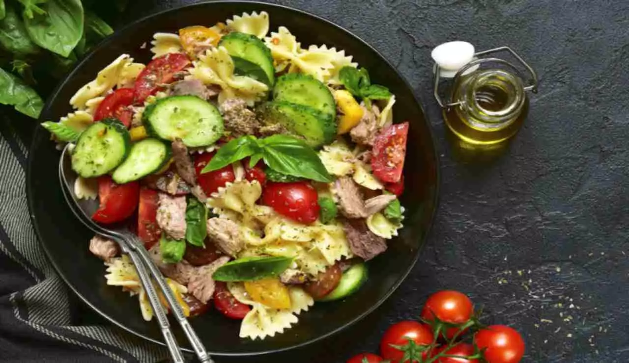 Салат из макарон с овощами и тунцом