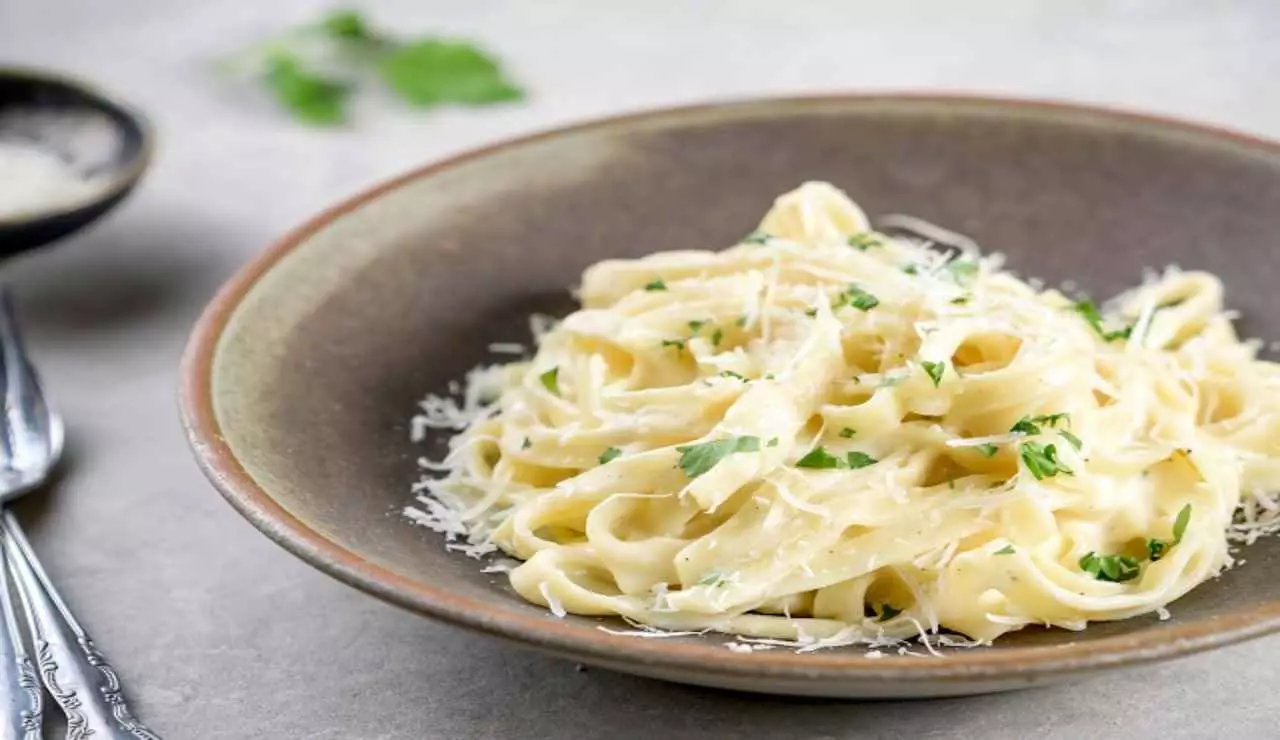 Tagliatelle de limão com creme de ricota e menta | fresco e delicioso